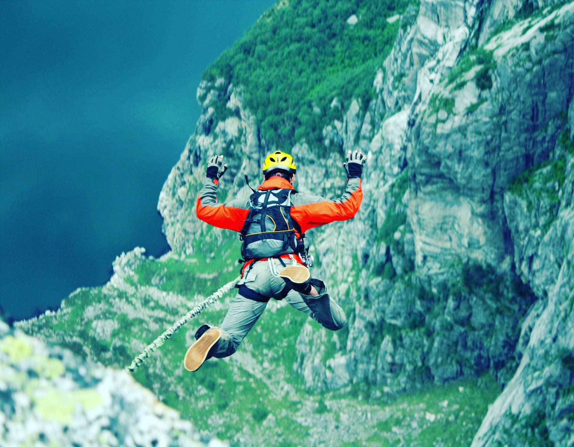 Szklany most to za mało? Co powiesz na skok na bungee z 260 metrów?